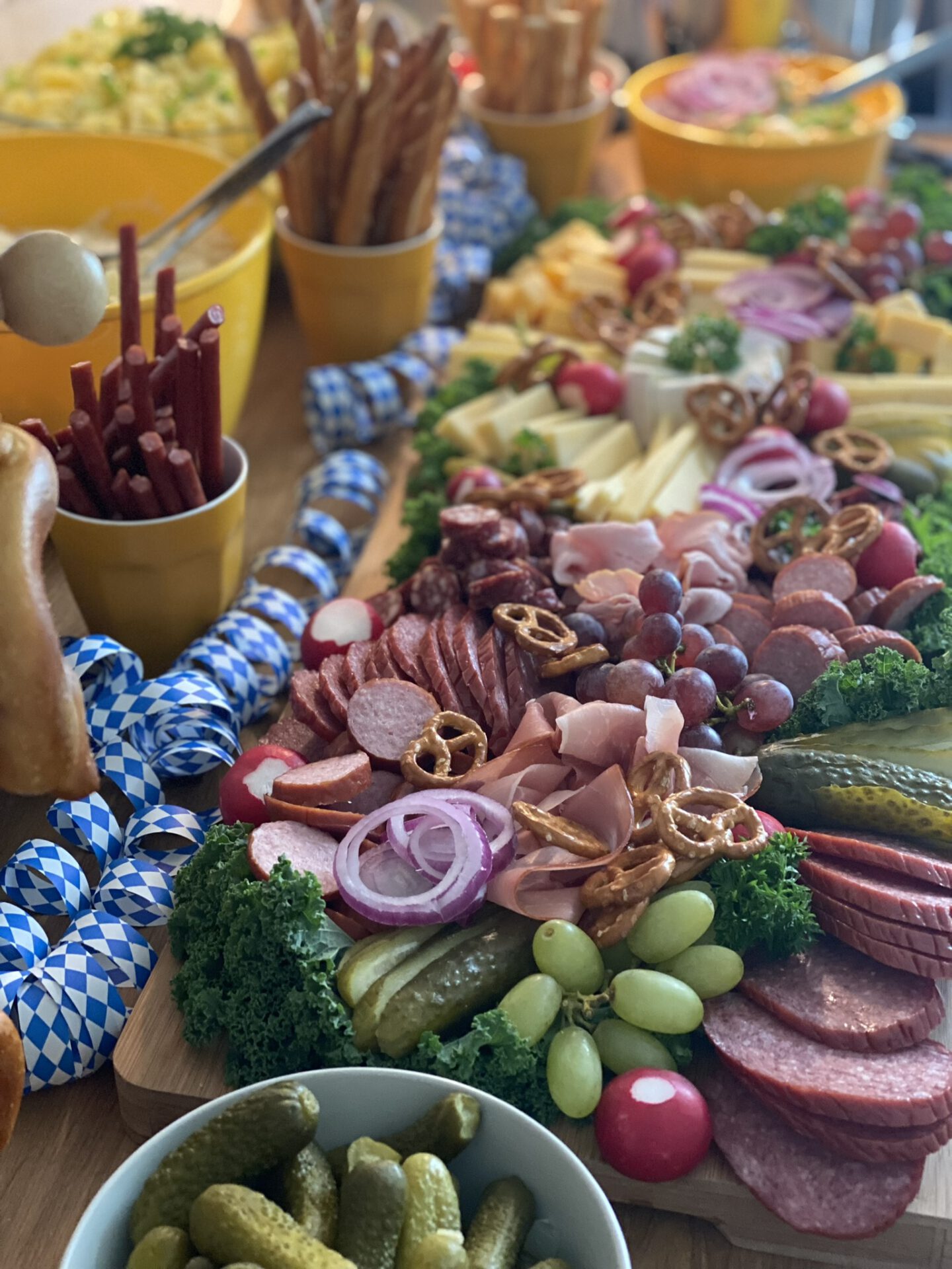 Oktoberfest Buffet für Zuhause - Kostümista- DIY Kostüminspiration für ...