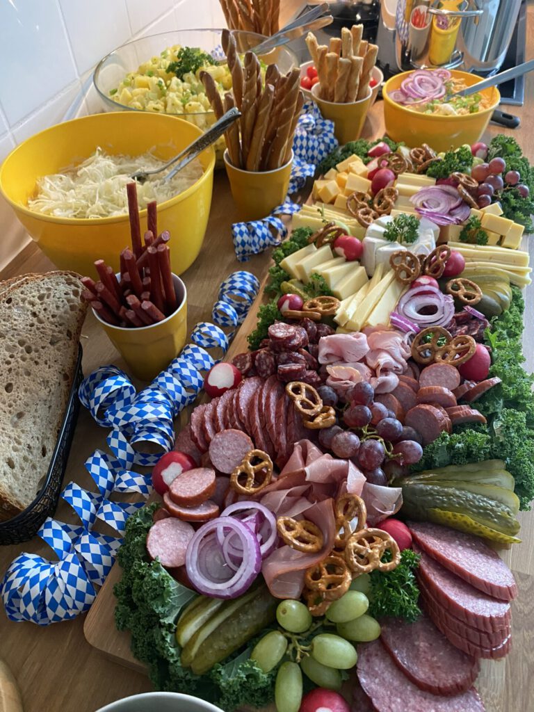 Oktoberfest Buffet für Zuhause - Kostümista- DIY Kostüminspiration für ...