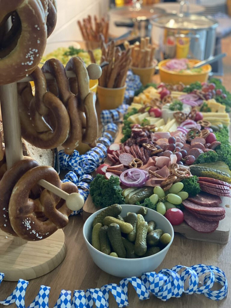 Oktoberfest Buffet für Zuhause - Kostümista- DIY Kostüminspiration für ...