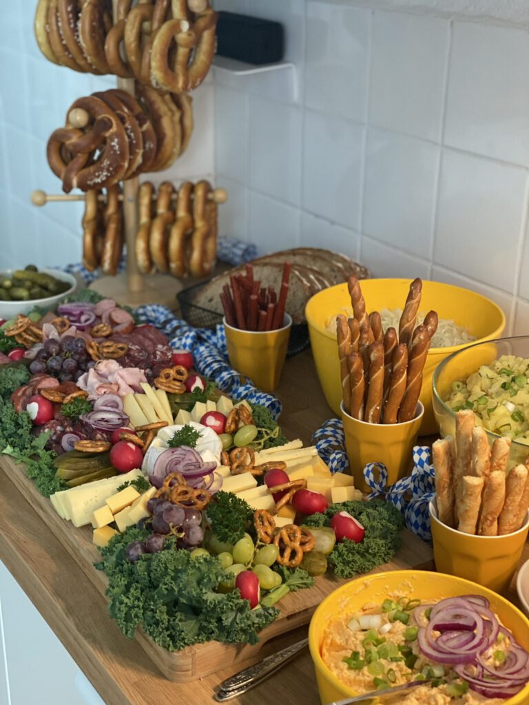 Oktoberfest Buffet für Zuhause - Kostümista- DIY Kostüminspiration für ...