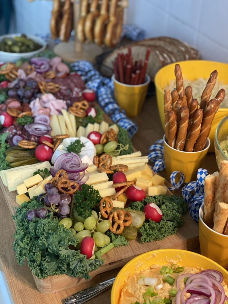 Oktoberfest Buffet für Zuhause - Kostümista- DIY Kostüminspiration für ...