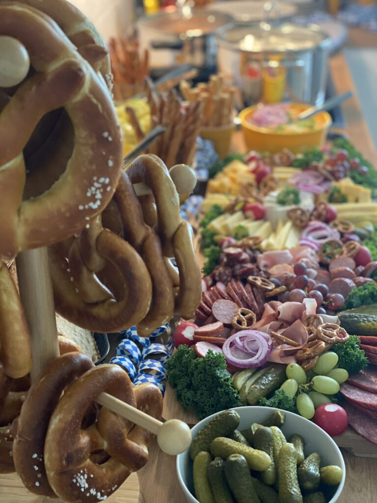 Oktoberfest Buffet für Zuhause - Kostümista- DIY Kostüminspiration für ...