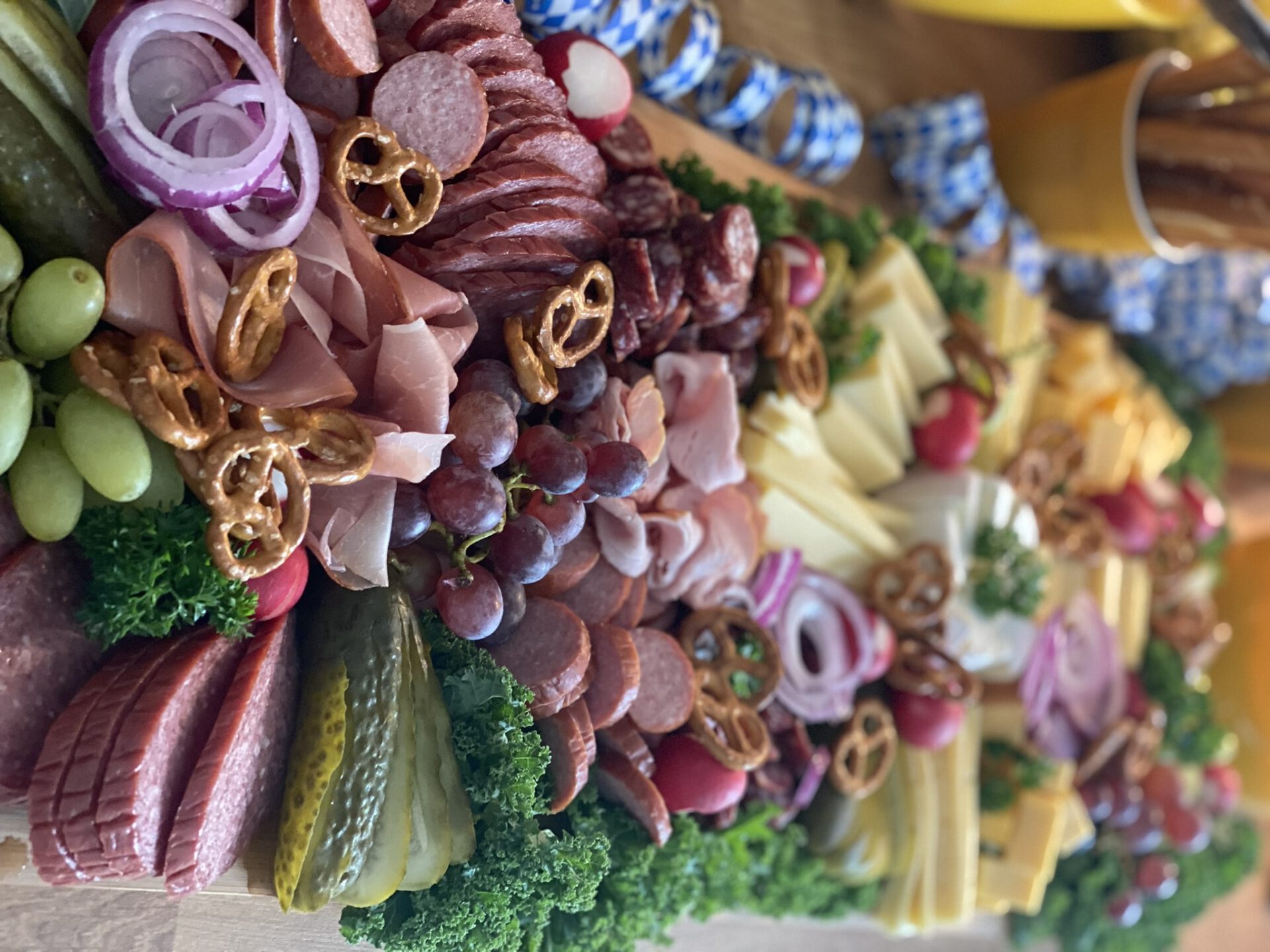 Oktoberfest Buffet für Zuhause - Kostümista- DIY Kostüminspiration für ...